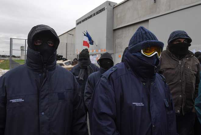 French prison guards end nationwide strike - The Tribune