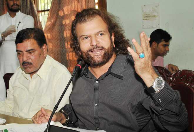 Hans Raj Hans hears issues concerning safai sewaks : The Tribune India