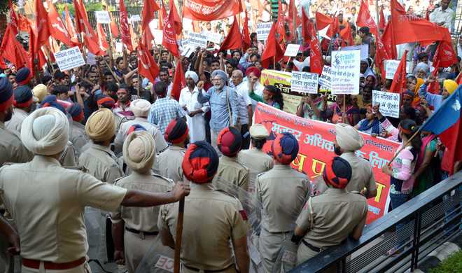 Labour unions protest at mini-secretariat - The Tribune