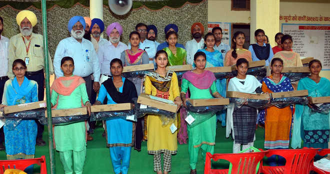 Refinery rewards bright students - The Tribune