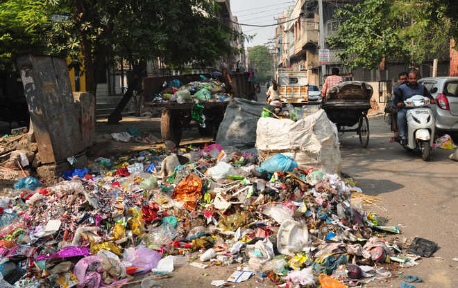 Streets strewn with garbage - The Tribune