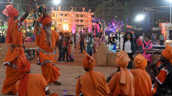 Folk fiesta at Kalagram mela - The Tribune