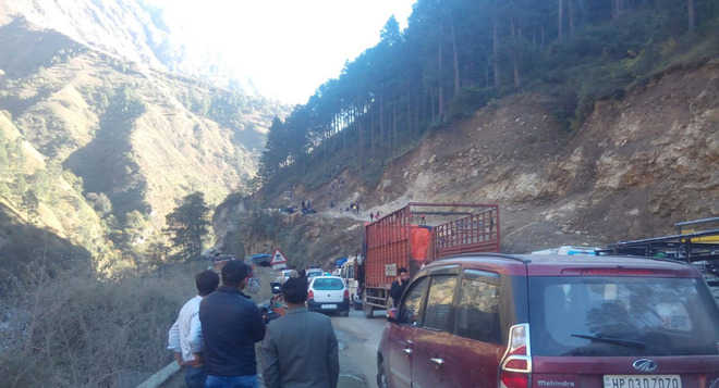 Traffic restored on Manali road after 24 hrs : The Tribune India
