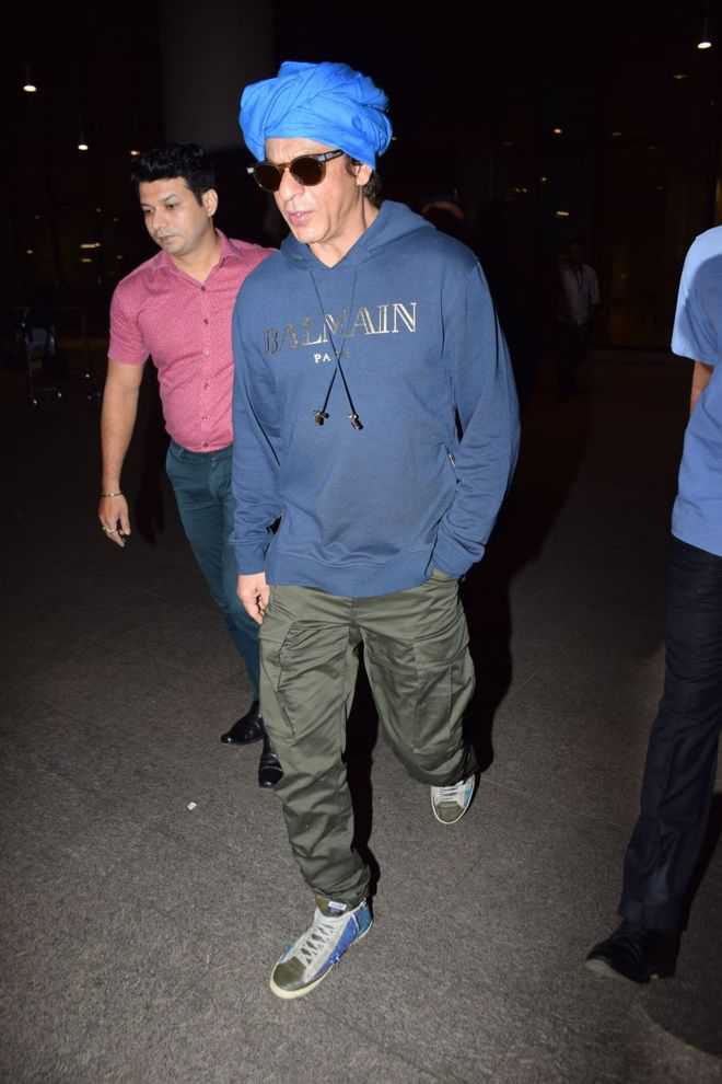 SRK’s cool airport look - The Tribune