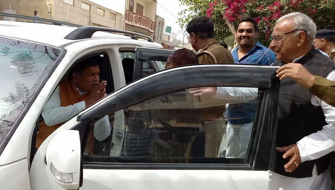 Holi diplomacy: Saini visits former Cong minister Batra : The Tribune India