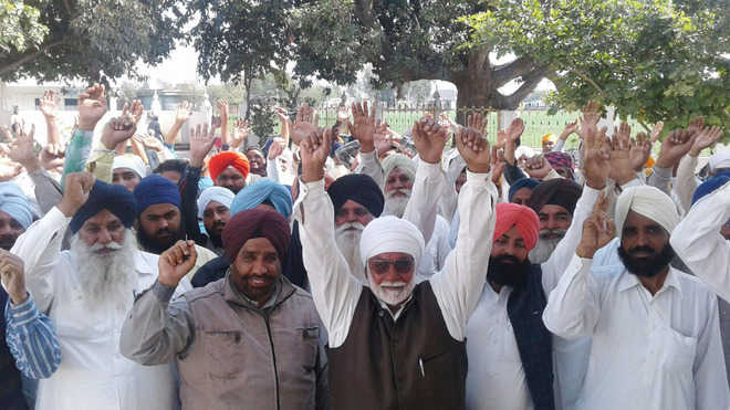 RMPI workers protest demolition of Lenin’s statue - The Tribune