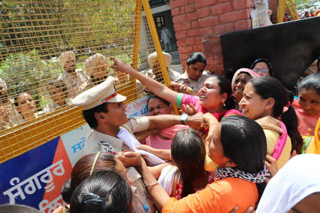 SHO ‘bullies’ women protesters, stirs row - The Tribune