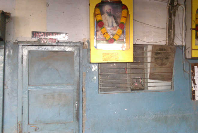 Closed inquiry counter at bus stand irks passengers - The Tribune