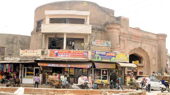 Shops deface historic Ram Bagh Gate ‘deodhi’ - The Tribune