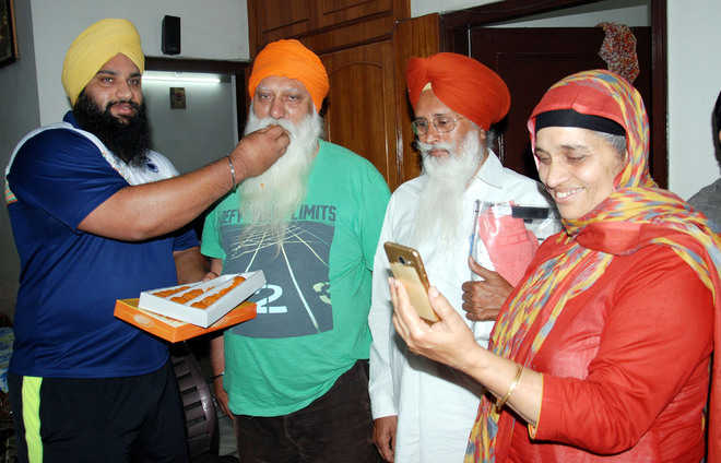 Family on cloud nine as Navjeet strikes CWG medal : The Tribune India