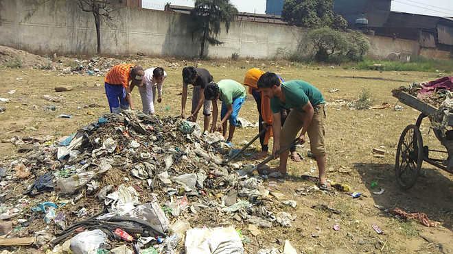 Activists take up the task of cleaning up Beant Singh Park - The Tribune
