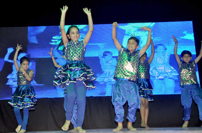 Kids show dance talent at IAFA event - The Tribune