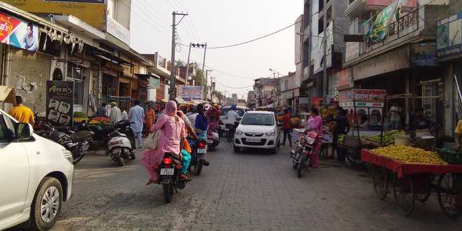 Frequent traffic jams put life out of gear on Old Sabzi Mandi Road ...