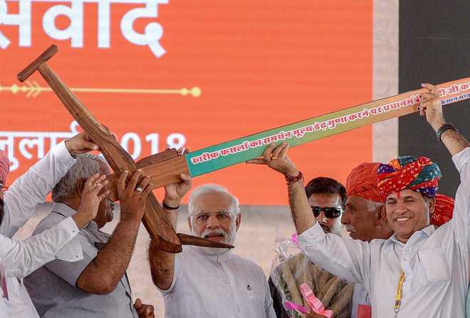 Modi calls Cong ‘bail-gaadi’, says most leaders out on bail : The ...