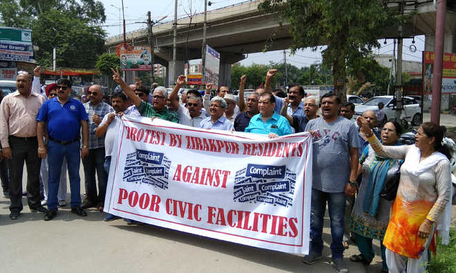 Residents protest non-lifting of garbage - The Tribune