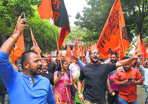 Violence, arson mark Maratha quota bandh : The Tribune India