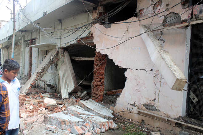 Explosion in paint factory causes panic - The Tribune