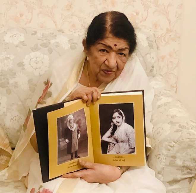 At 90, singer Lata Mangeshkar makes Instagram debut - The Tribune