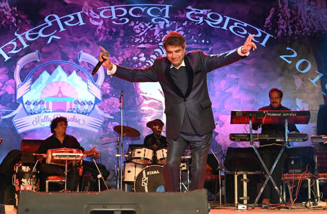 Day 2: Singer Wadkar wows audience in Kullu - The Tribune