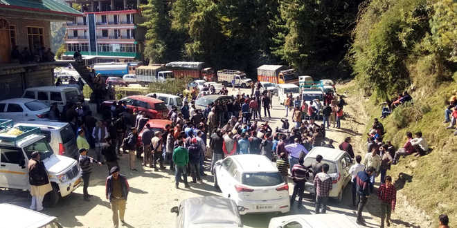 Denied payment, irate apple growers block Narkanda road - The Tribune