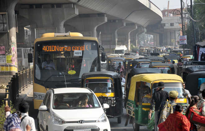 Metro buses face traffic woes on non-corridor roads - The Tribune
