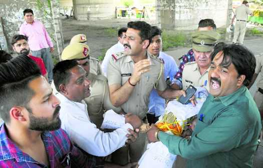 INSO, ISO hold separate protest rallies - The Tribune