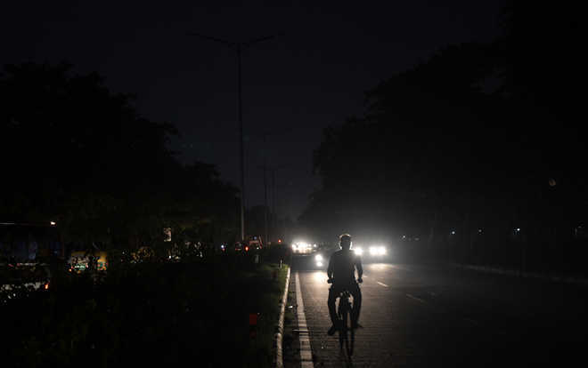Lack of lights on busy roads troubles commuters - The Tribune