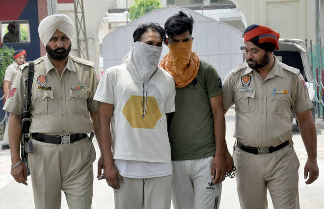Robbers caught with pistol - The Tribune