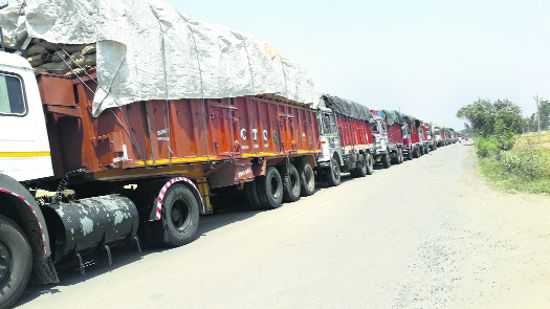 Trucks create traffic mess : The Tribune India