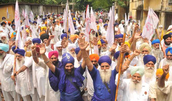 Farmers protest over canal water shortage - The Tribune