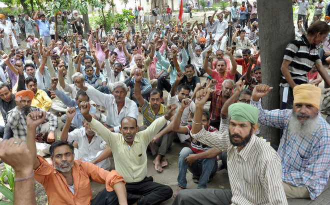 Textile workers call off strike after pay hike - The Tribune