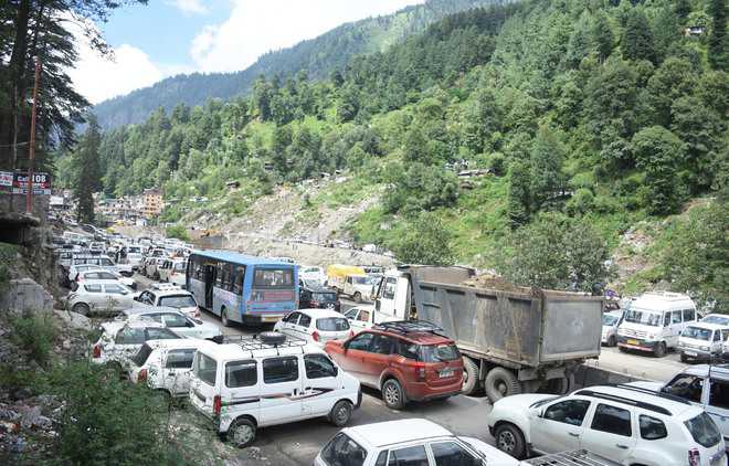 Landslips make travel risky on Kullu-Manali highway - The Tribune
