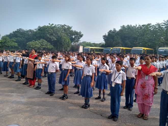 School kids pledge to save water - The Tribune