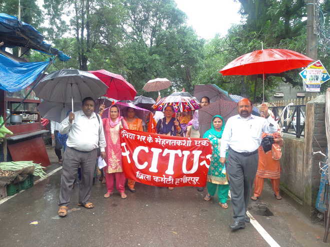 CITU workers protest cut in MGNREGA budget - The Tribune