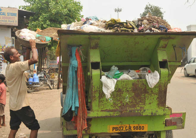 Contractor resumes garbage lifting in city : The Tribune India