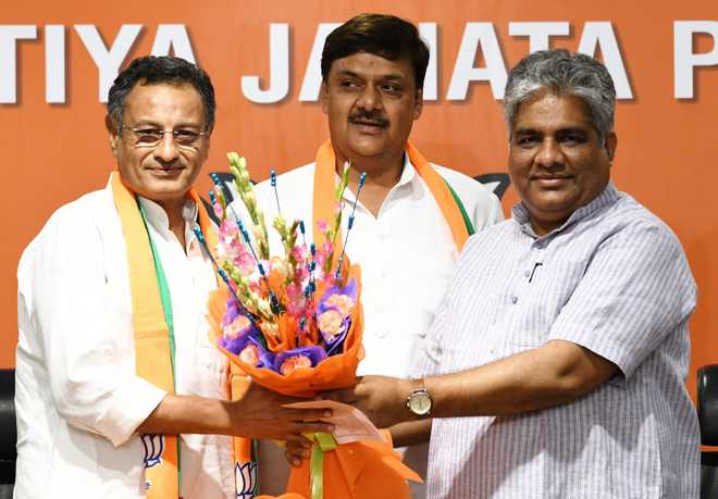 Surendra Nagar, Sanjay Seth join BJP after quitting SP - The Tribune