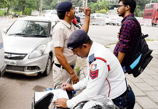 Ambiguity over fines for various traffic offences - The Tribune