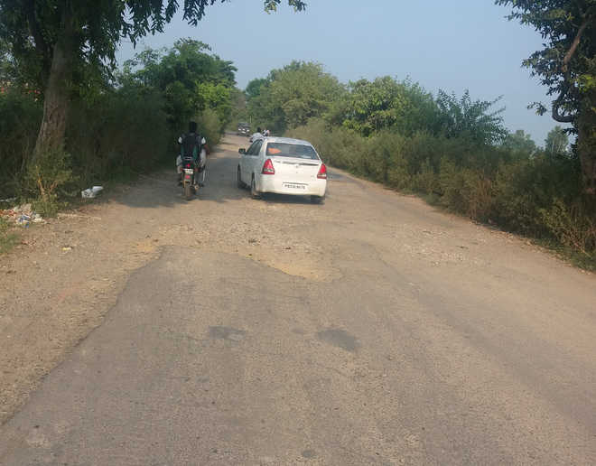 Potholed roads irk commuters : The Tribune India