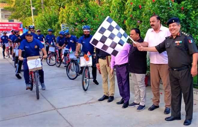 NCC cadets exchange batons during cycle rally - The Tribune